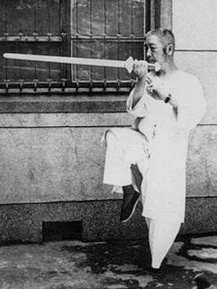 Cheng Man Ching tenant son épée, – Tiandi